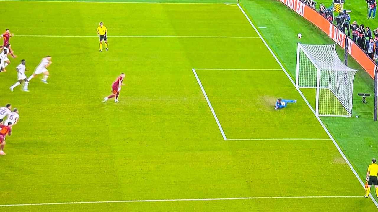 Il rigore si ripete tre volte, la Roma le sbaglia tutte: cosa è ...